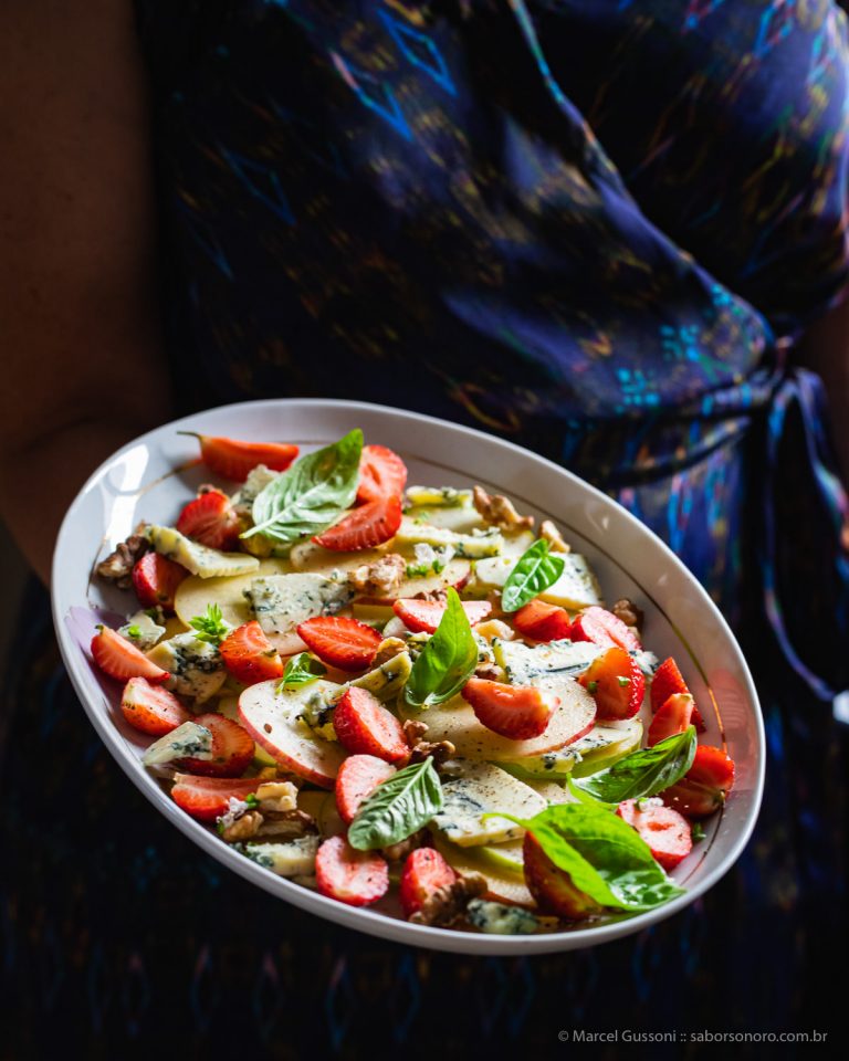 Salada de Morango, Maçã, Gorgonzola e Nozes - Sabor Sonoro